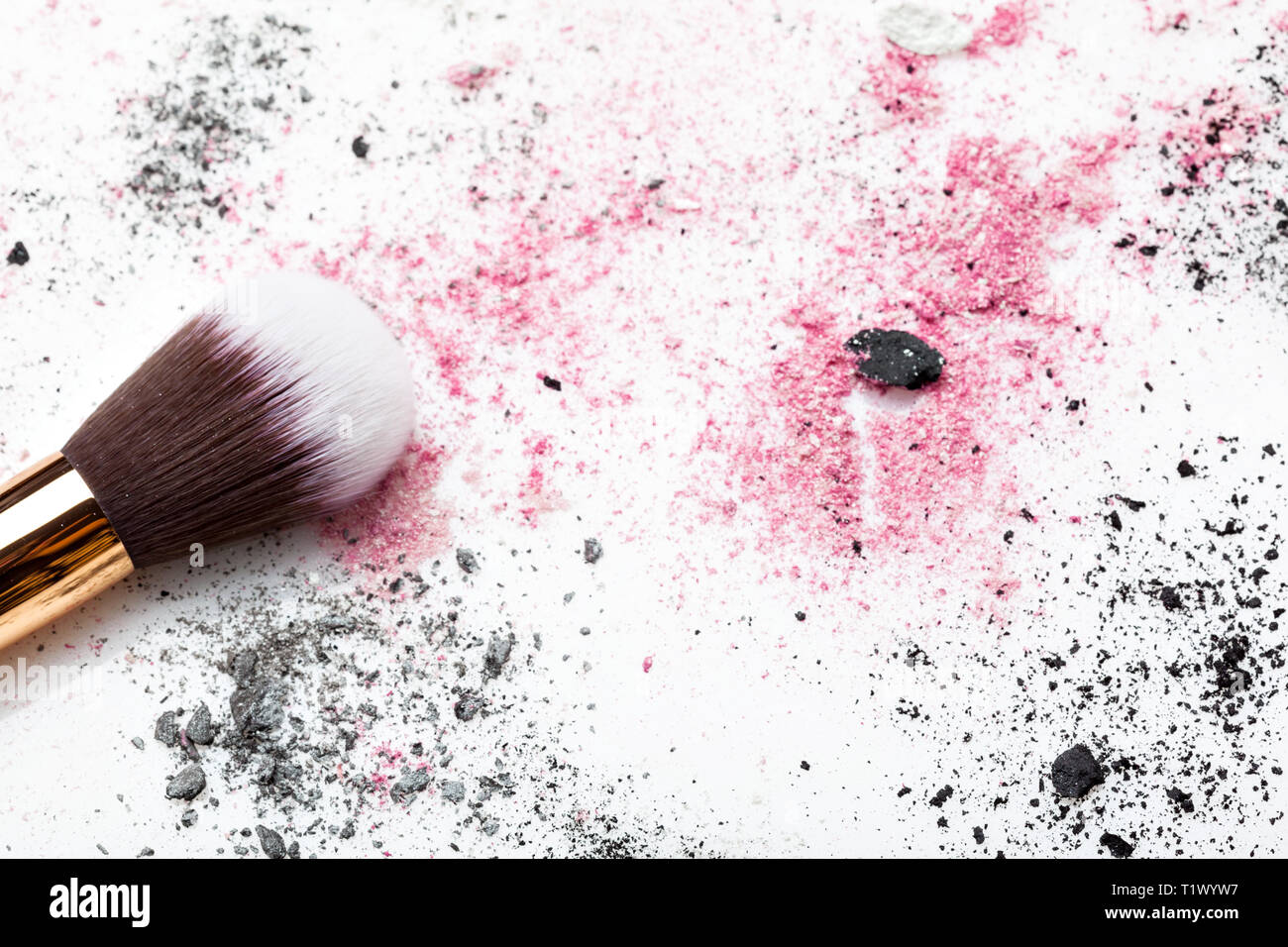 brush and powder Stock Photo - Alamy