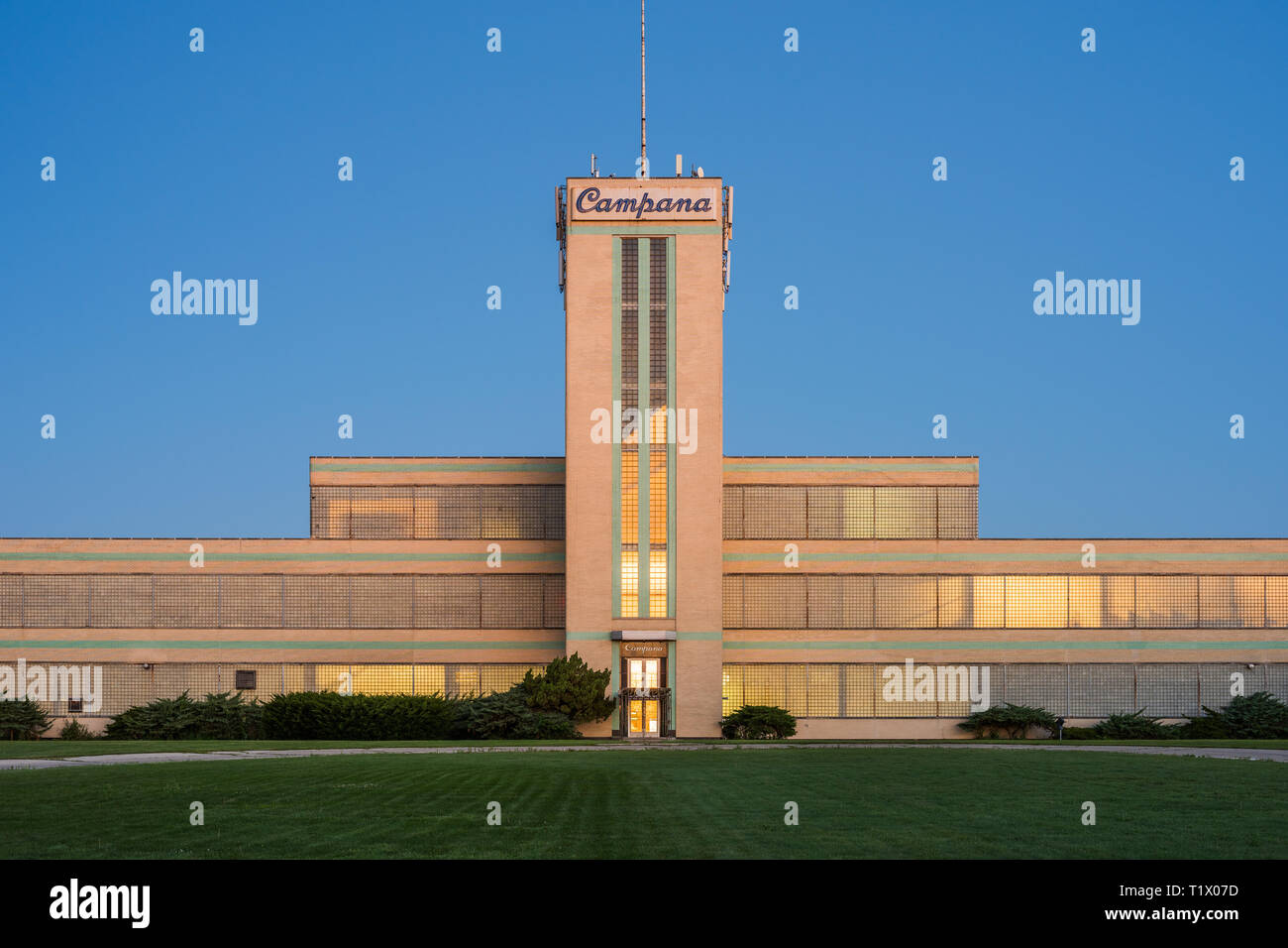 Factory exterior 1930s hi-res stock photography and images - Alamy