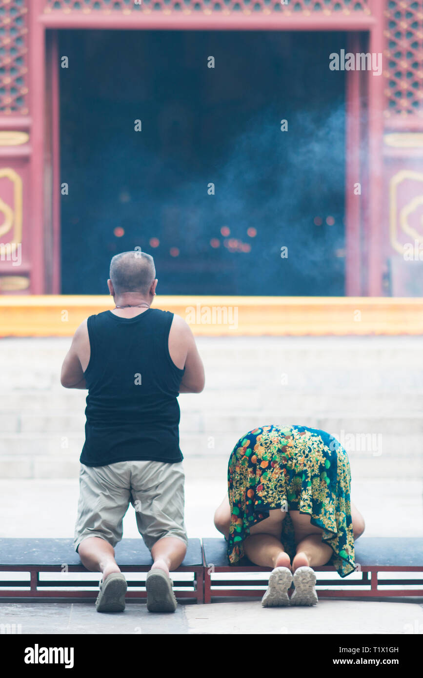 Chinese people praying hi-res stock photography and images - Alamy