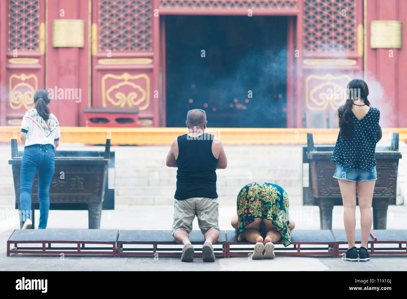 Chinese people praying hi-res stock photography and images - Alamy