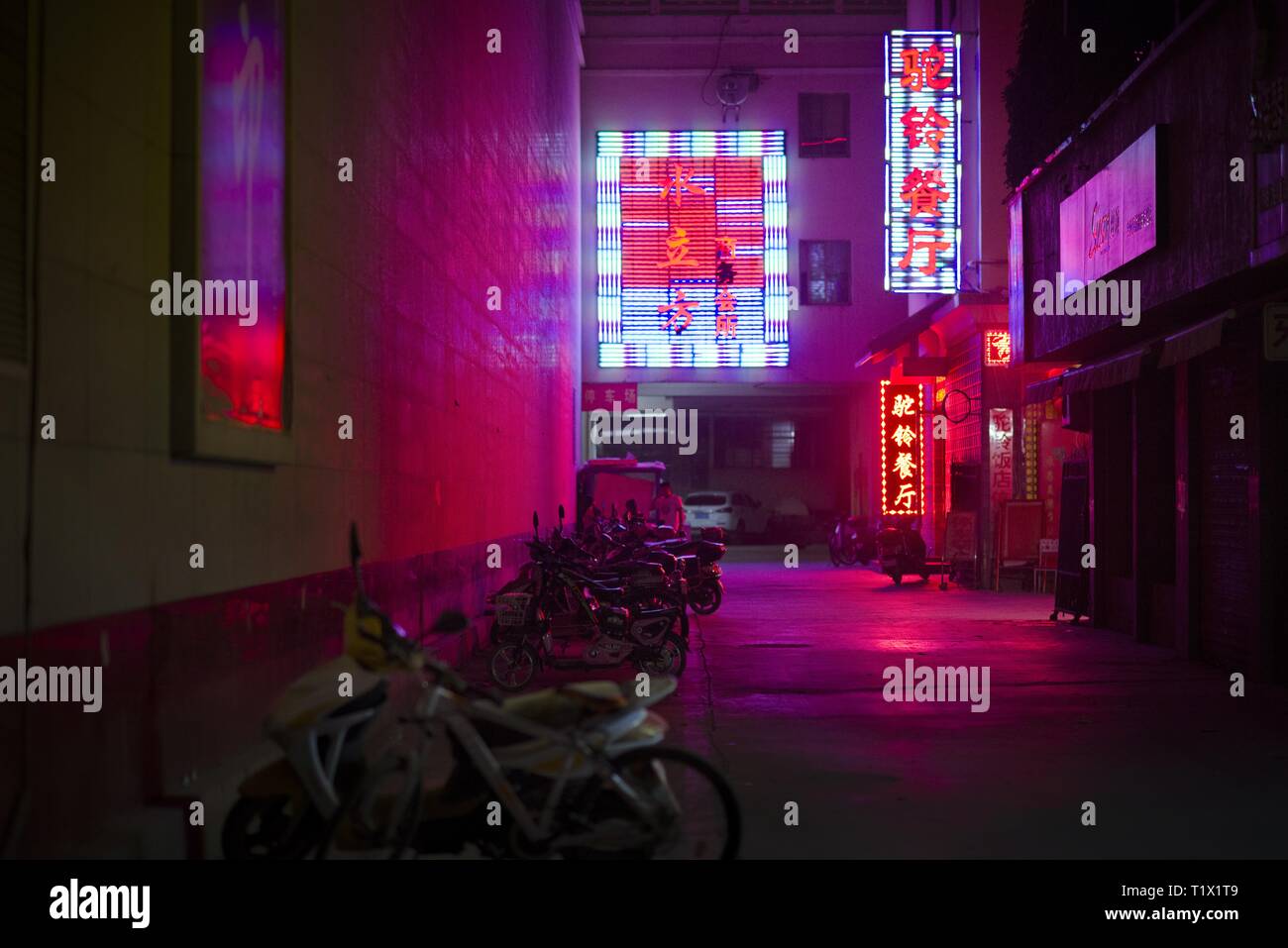 Pink street light hi-res stock photography and images - Alamy