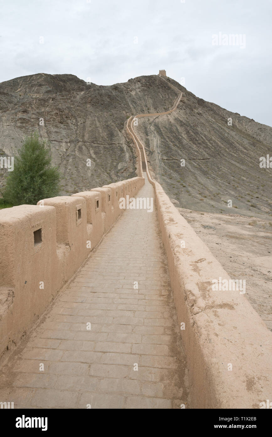 Overhanging wall hi-res stock photography and images - Alamy