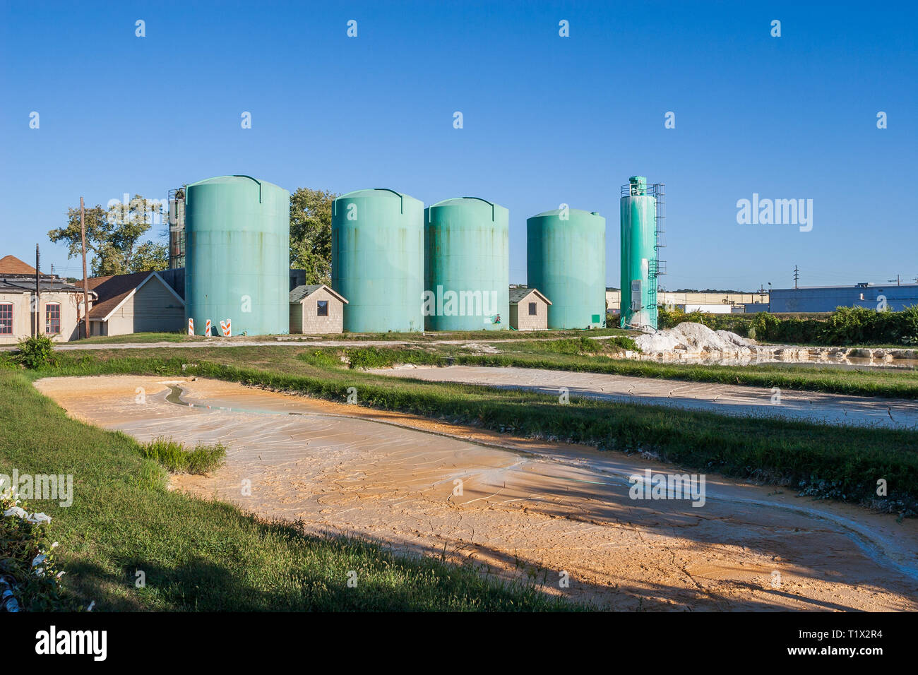 Empty oxygen tanks hi-res stock photography and images - Alamy