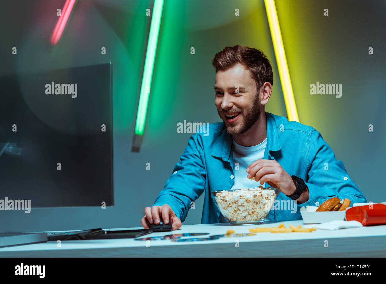 Holding computer mouse hi-res stock photography and images - Alamy