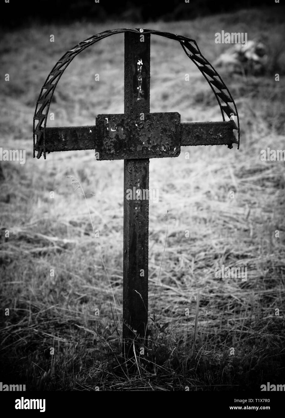 Metal cross on grave hi-res stock photography and images - Alamy