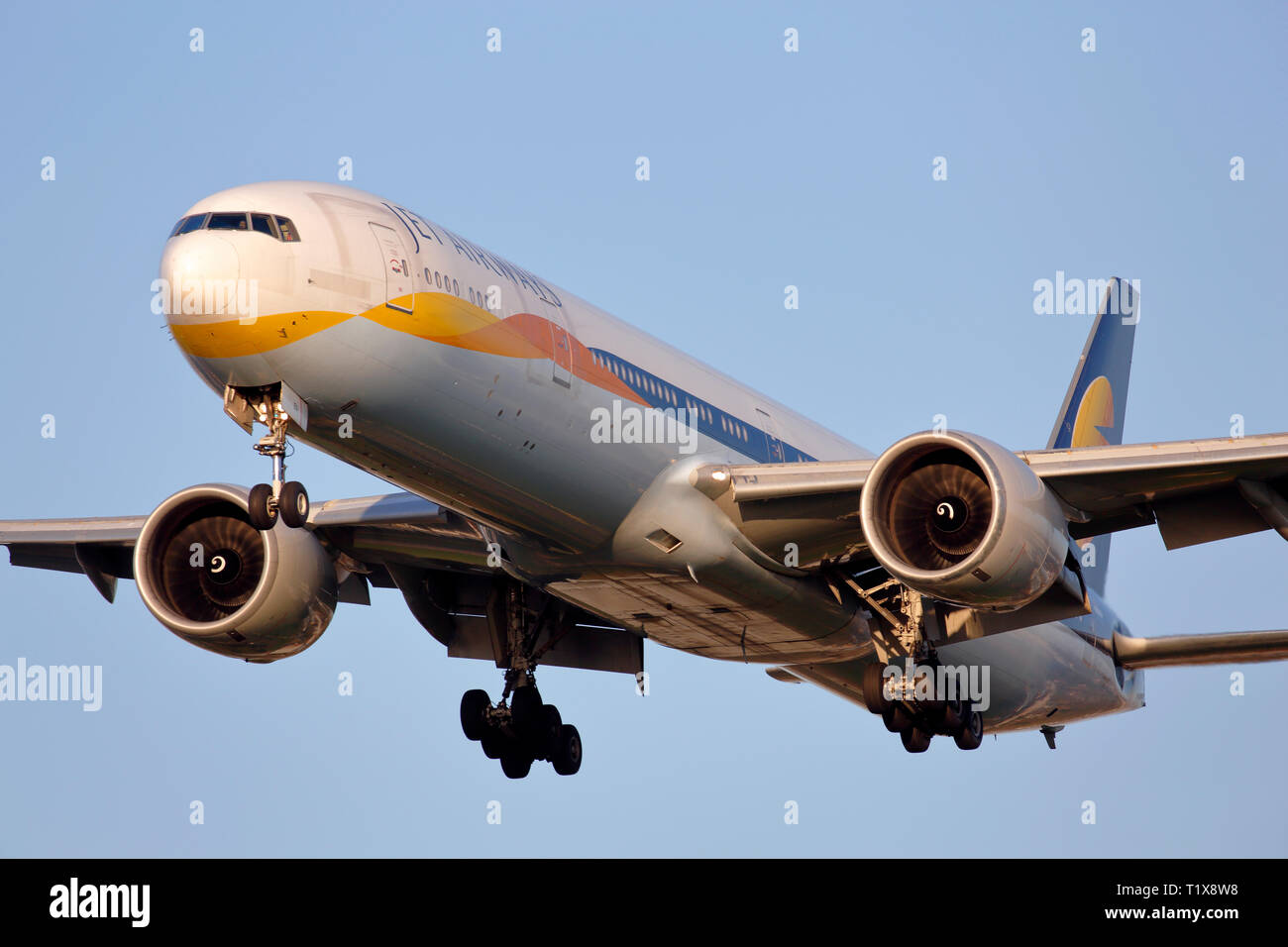 Boeing 777 slats hi-res stock photography and images - Alamy
