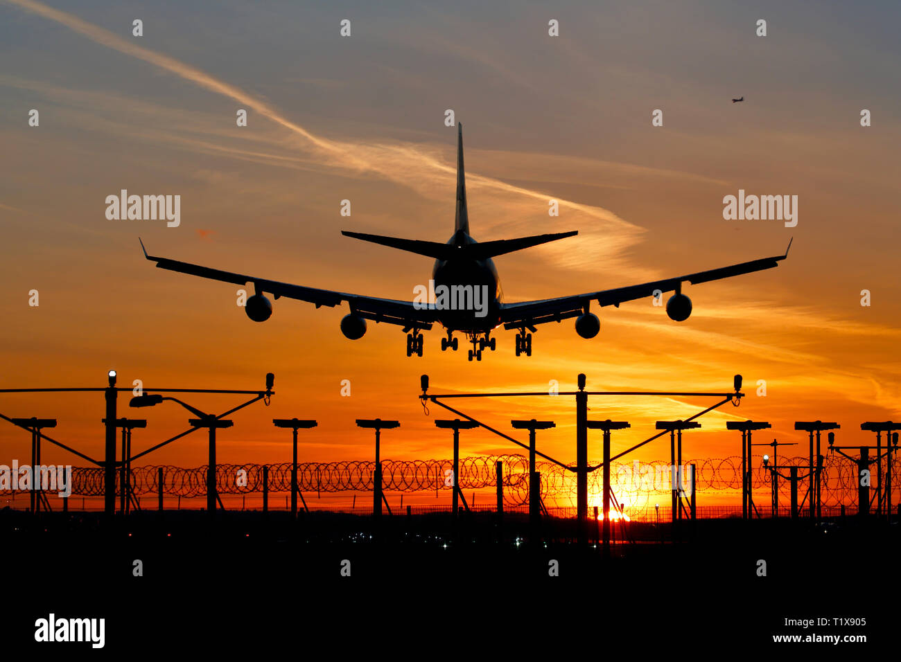 Boeing 747 cockpit sunset hi-res stock photography and images - Alamy