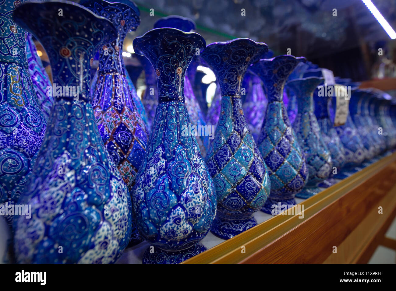 Traditioanl vases at Naqsh-e Jahan bazaar in Isfahan, Iran Stock Photo ...
