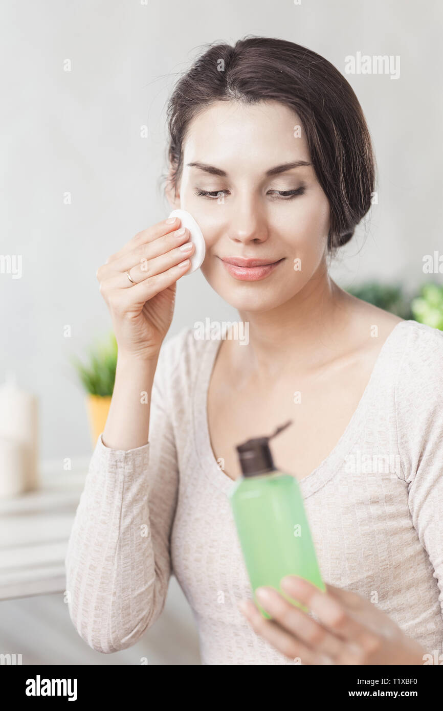 Holding cotton swab hi-res stock photography and images - Alamy