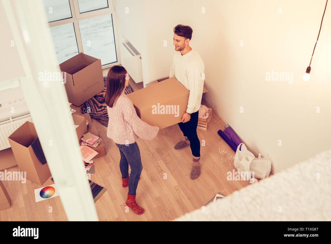 Man lifting heavy boxes hi-res stock photography and images - Alamy
