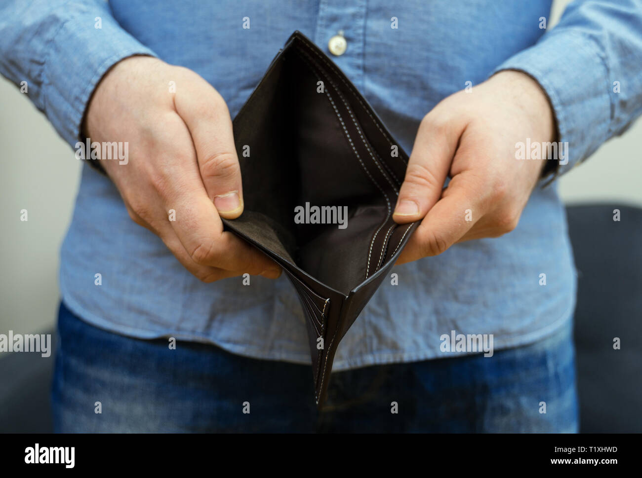 Man opening his empty wallet. Close-up view Stock Photo - Alamy