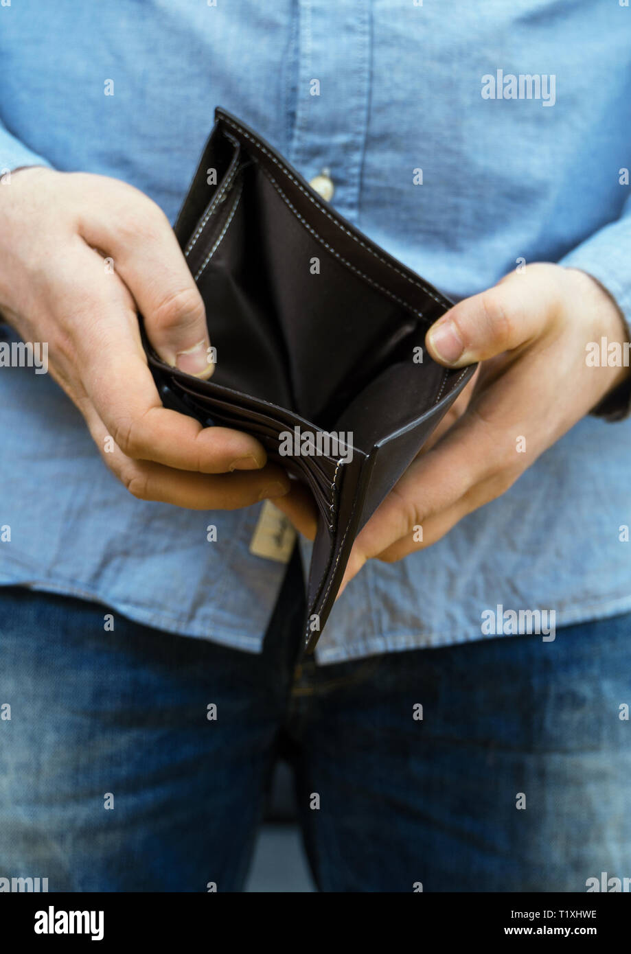 Man opening his empty wallet. Close-up view Stock Photo - Alamy