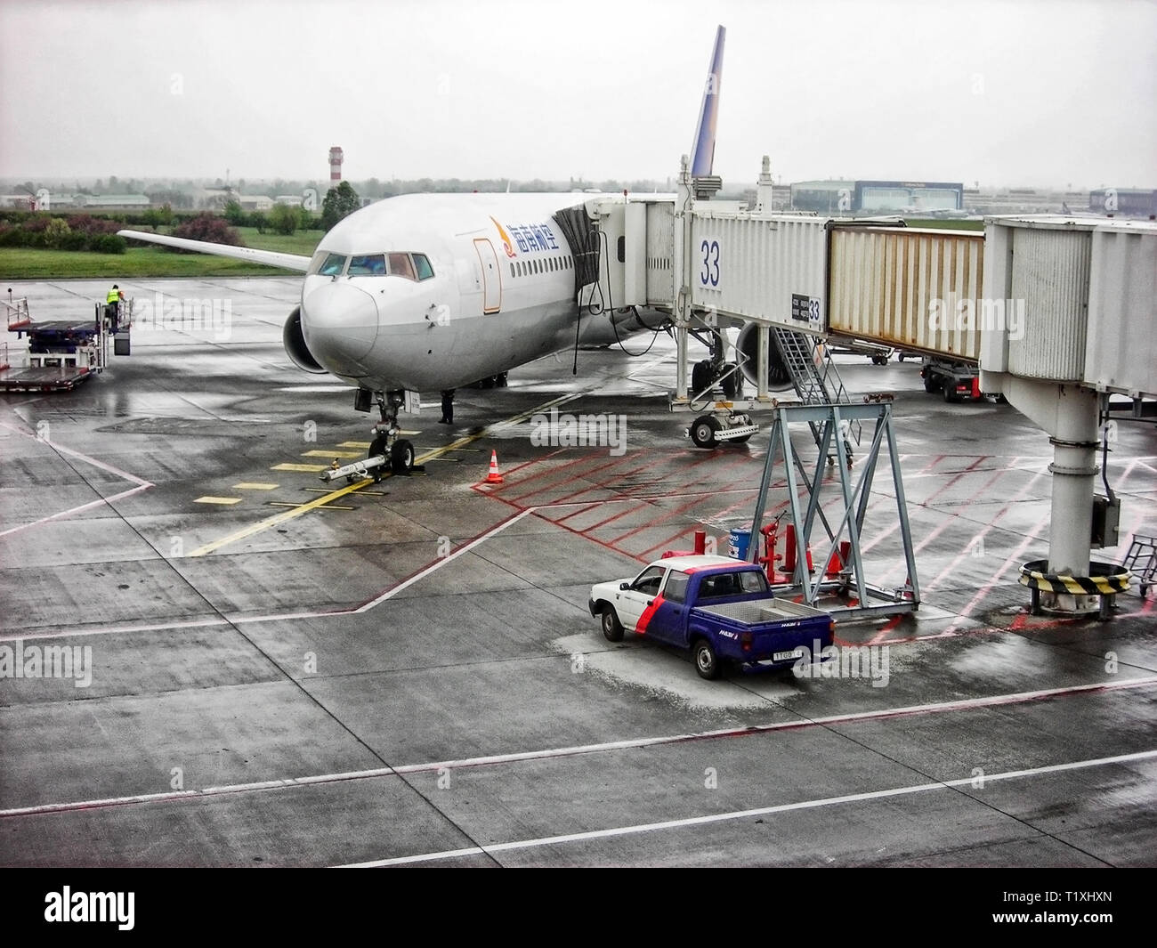 Plane at the gate waiting for passengers Stock Photo - Alamy