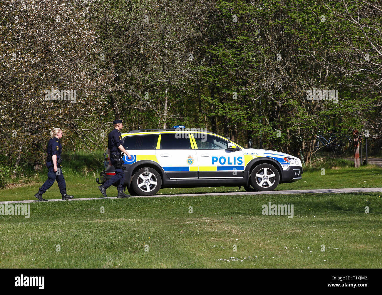 police officers at a police car Stock Photo - Alamy
