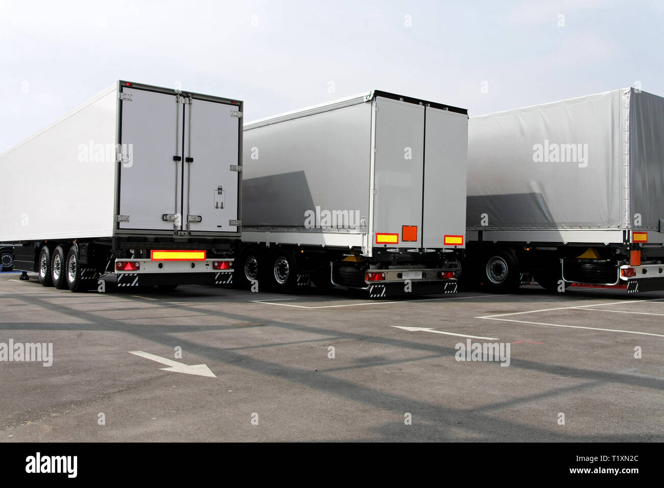 Lorry towed hi-res stock photography and images - Alamy