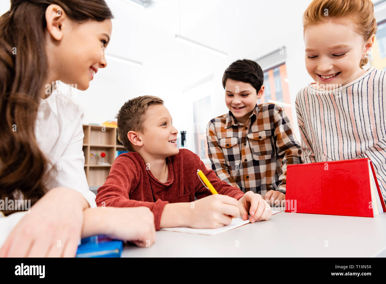 Girls discussing books hi-res stock photography and images - Alamy