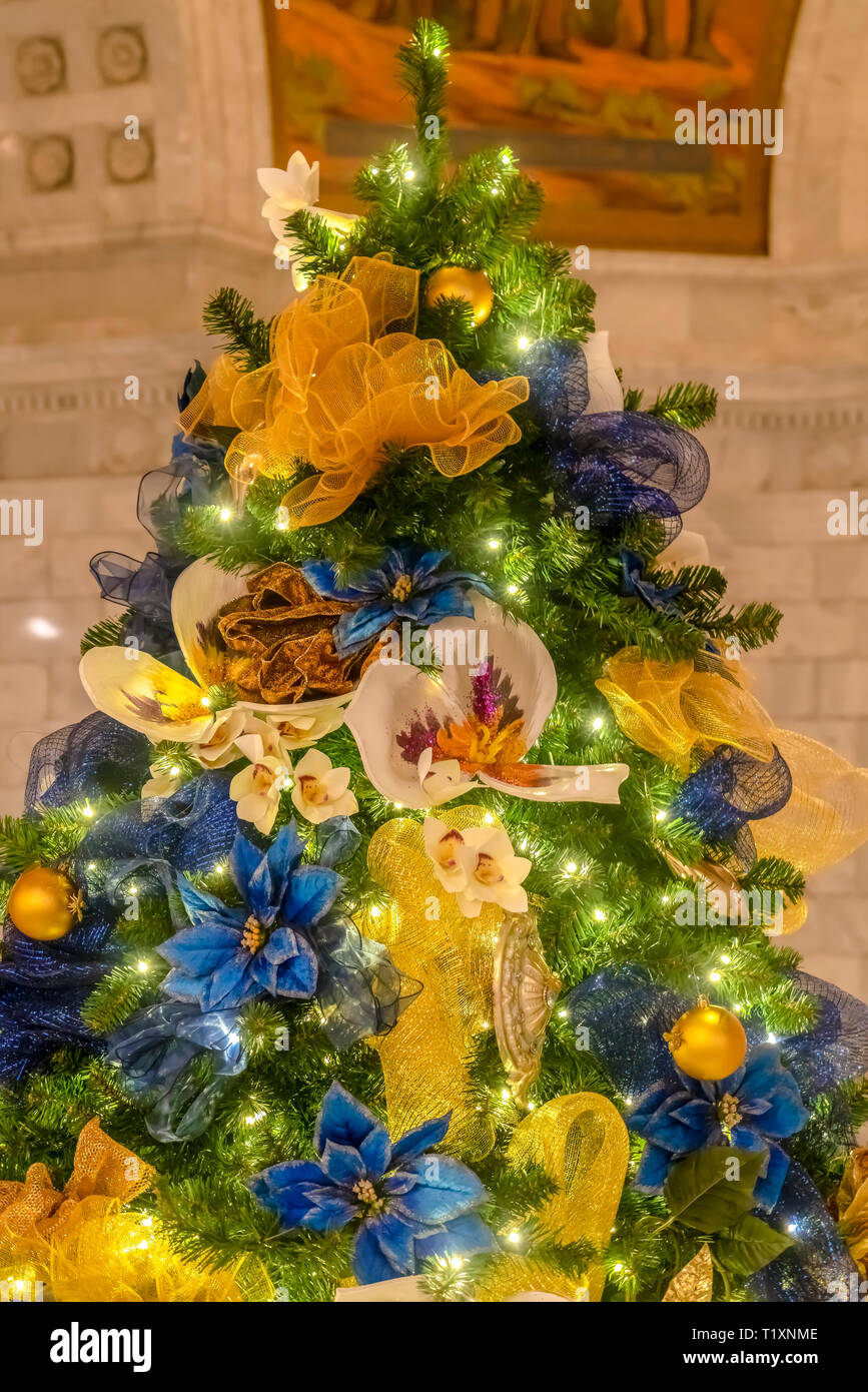 Christmas Tree inside Utah State Capital Building.The elegant Christmas ...