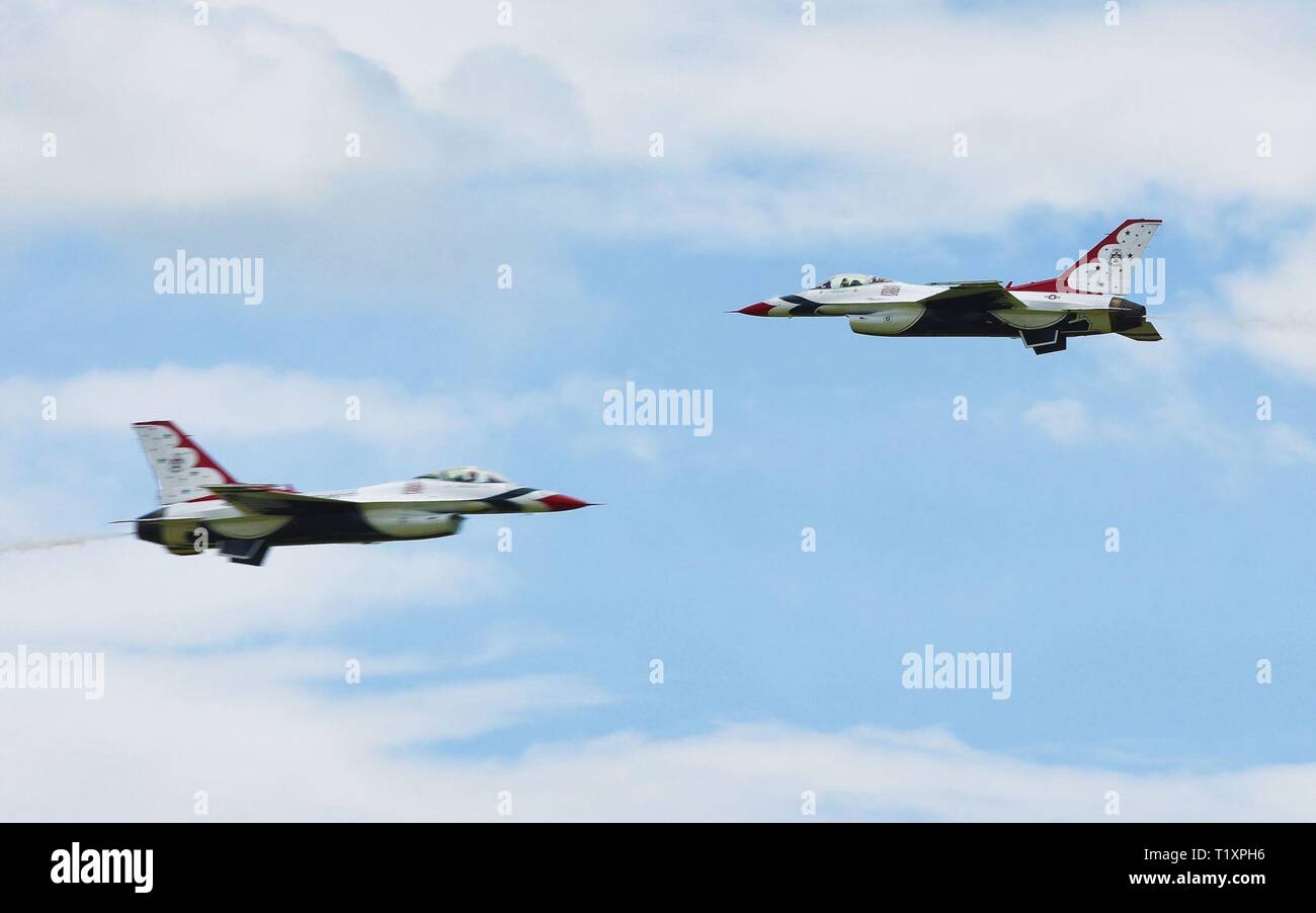 The U.S. Air Force Thunderbirds demonstration team conduct a practice ...