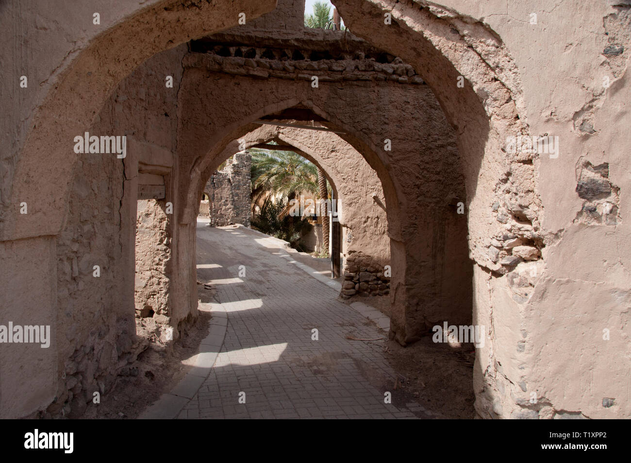 Ancient mud walled town of Izki in Oman Stock Photo - Alamy