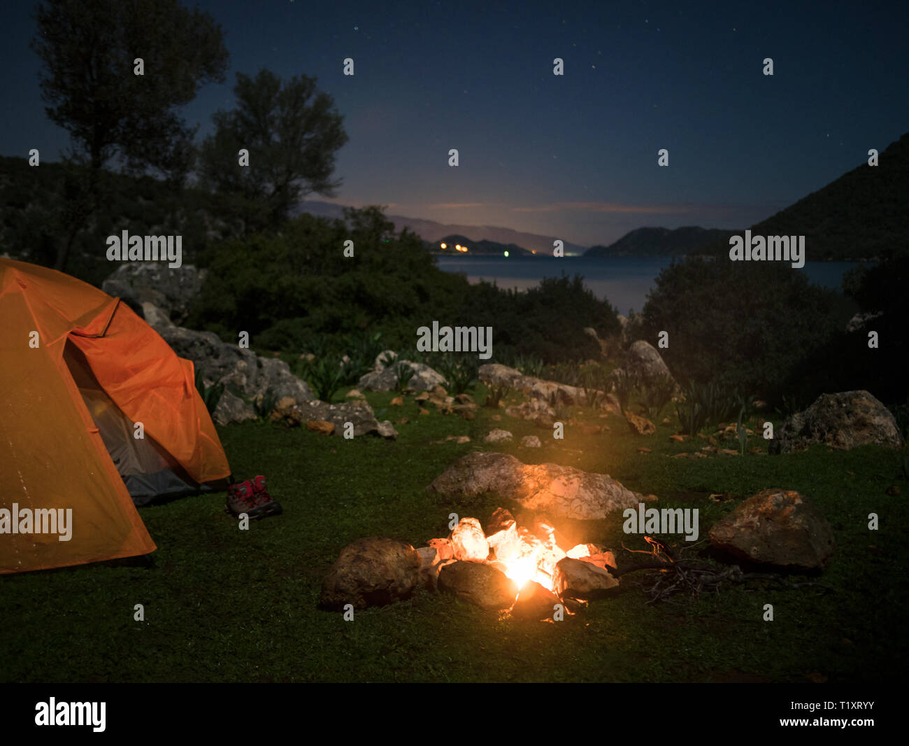 camping with fire at night Stock Photo - Alamy