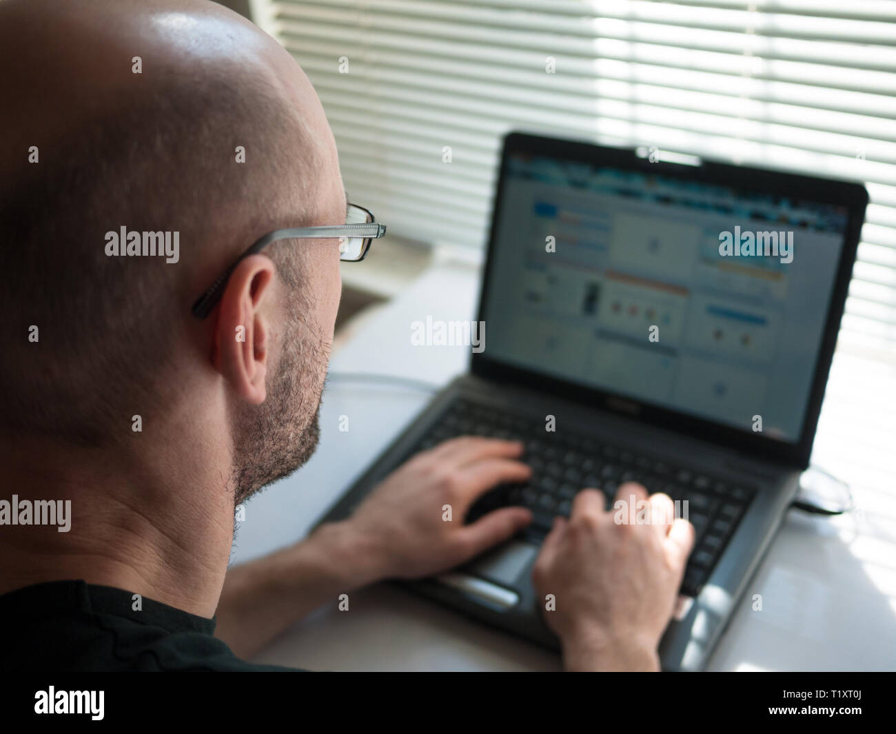 Man and computer hi-res stock photography and images - Alamy