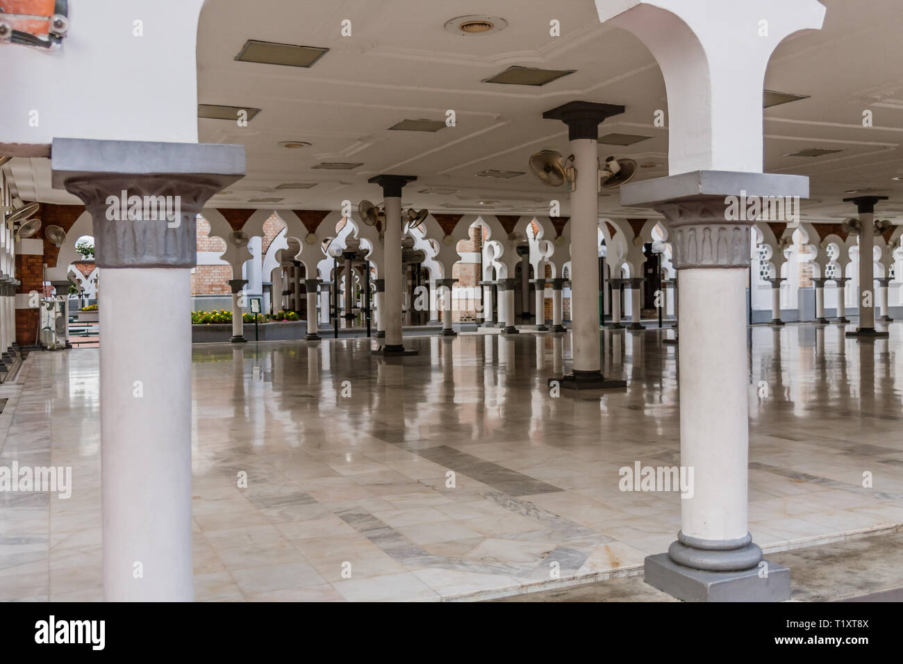 Interior of mughal mosque hi-res stock photography and images - Alamy
