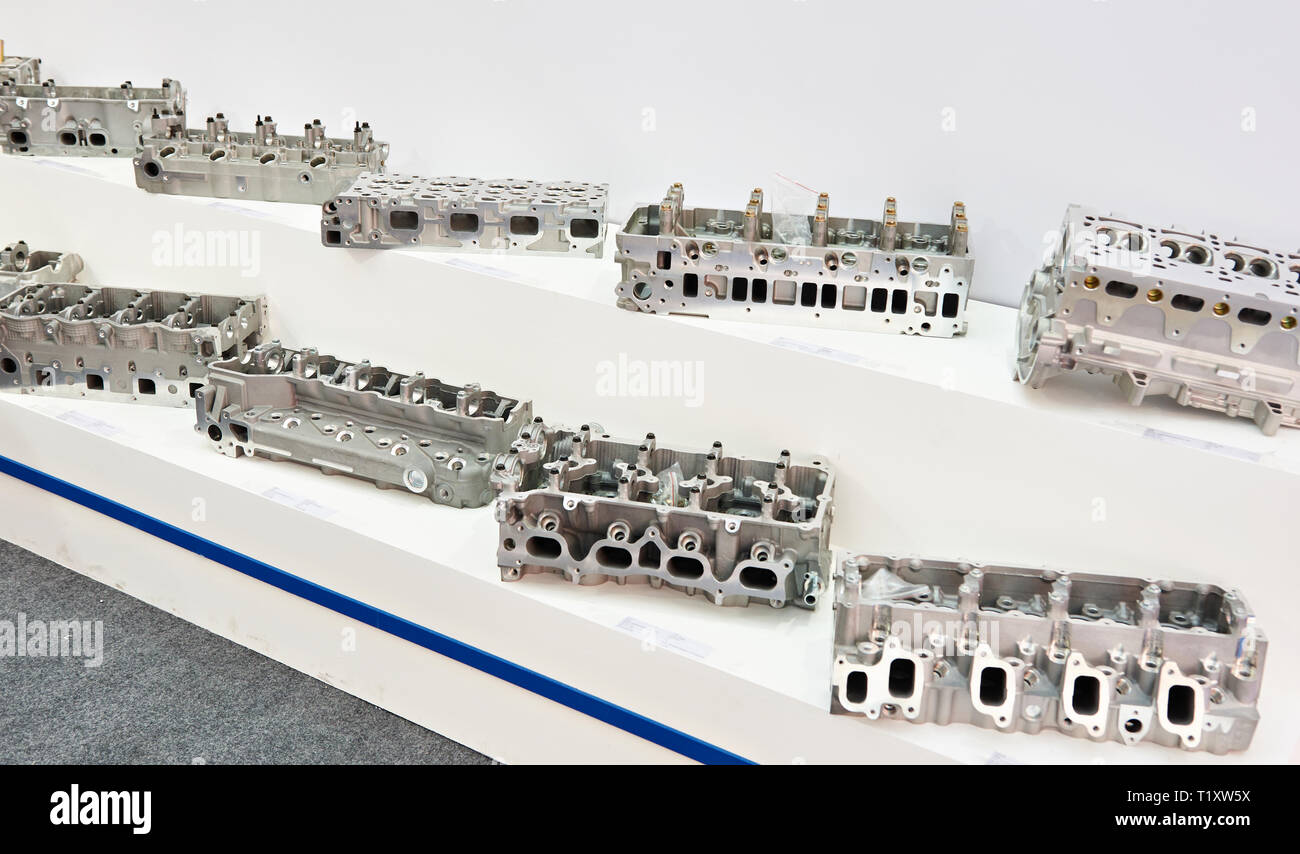 Repair shop car cylinder head hi-res stock photography and images - Alamy