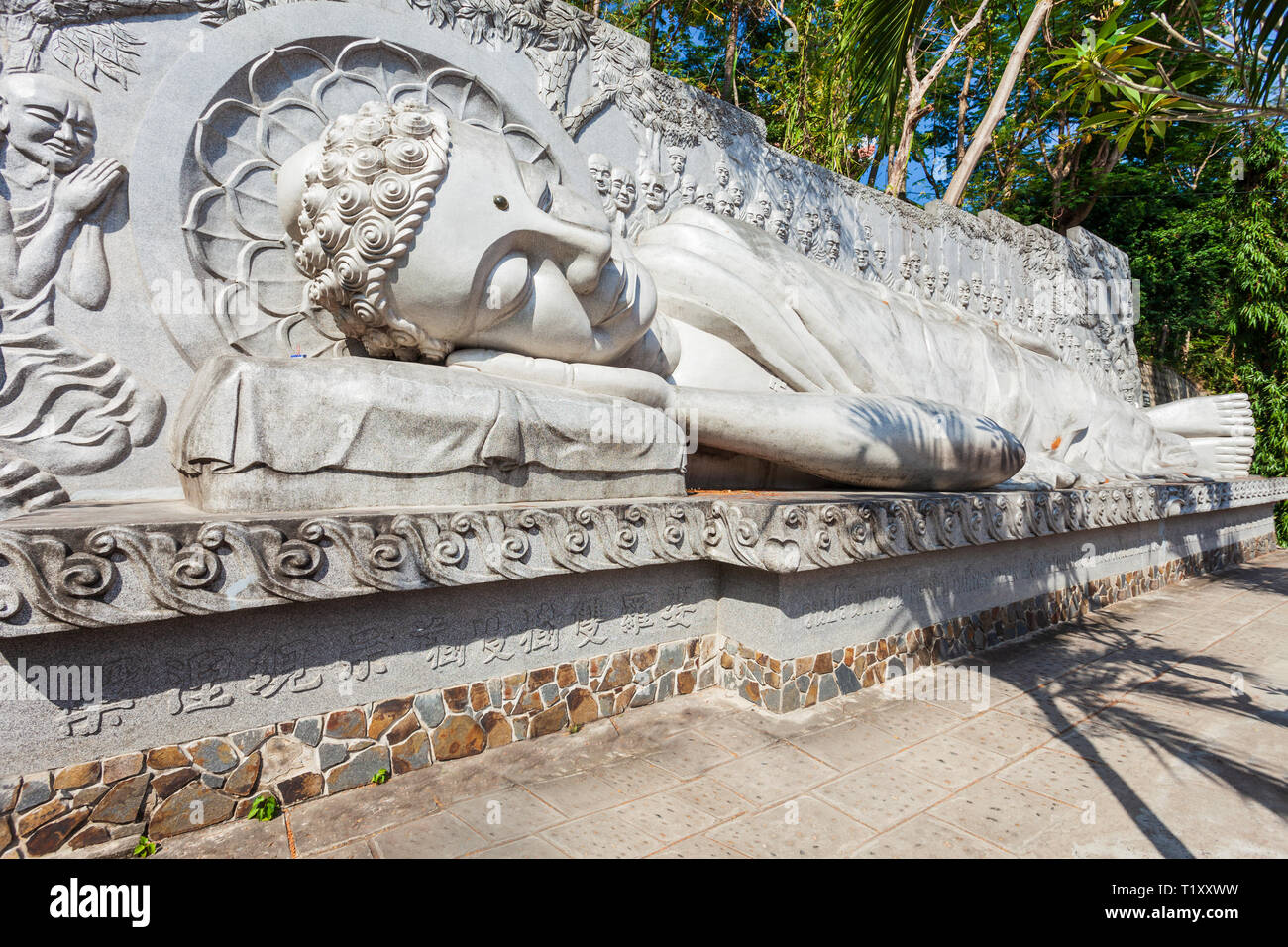 Reclining building hi-res stock photography and images - Alamy