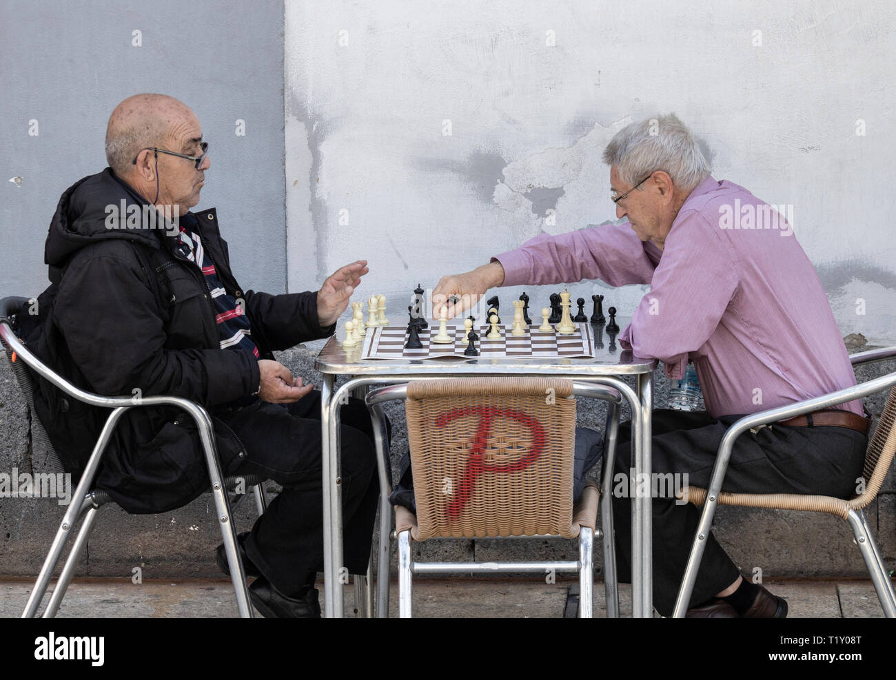 Two elderly men playing chess hi-res stock photography and images - Alamy