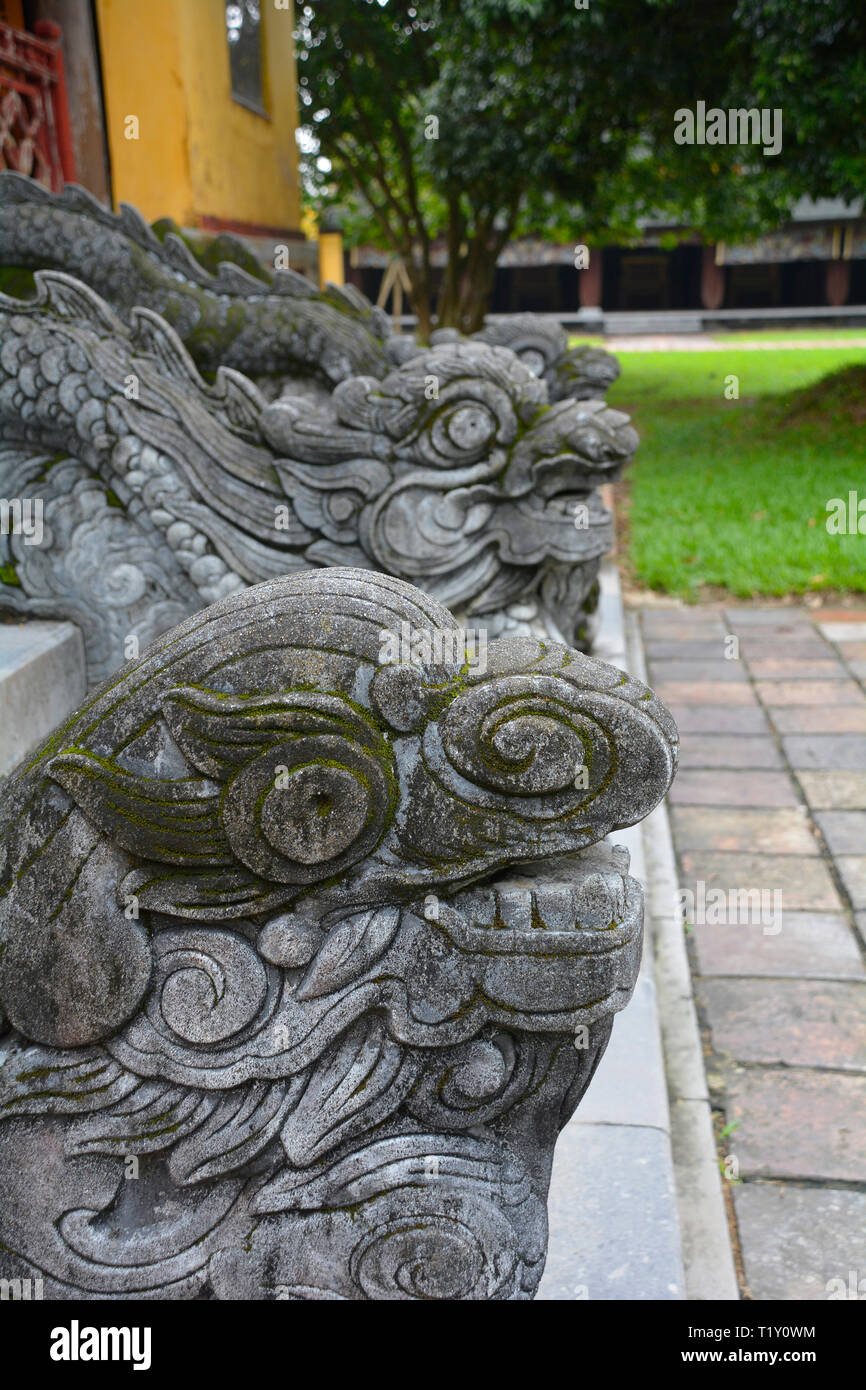 The slithering dragons which divide the steps to the Hien Lam Pavilion ...