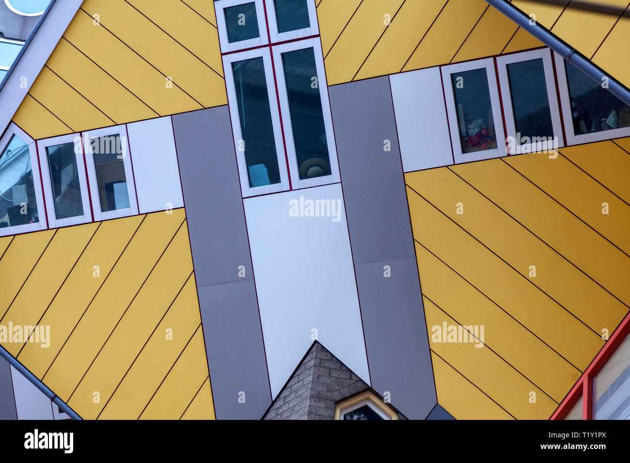 Cube shaped modern building hi-res stock photography and images - Alamy