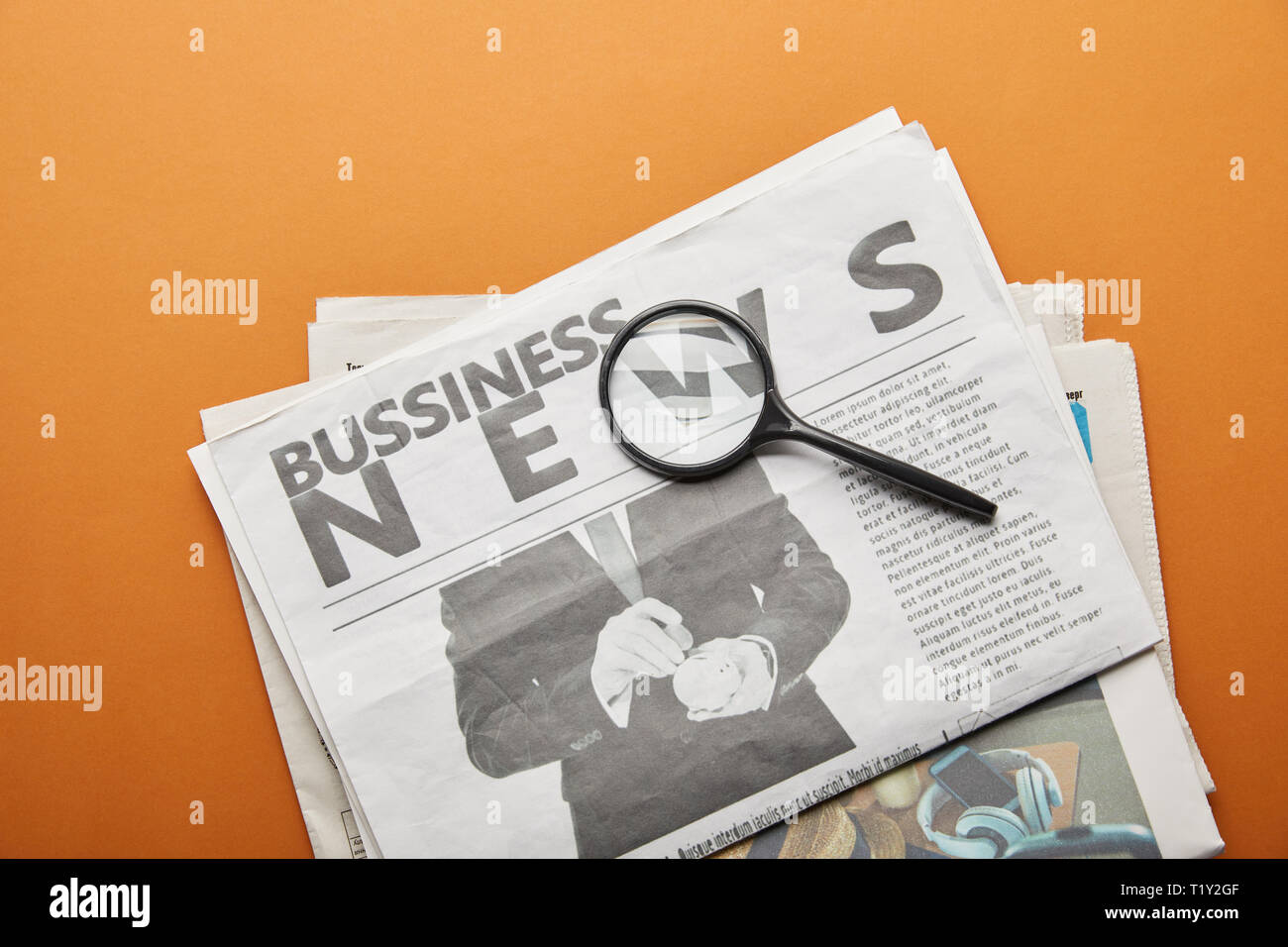 Magnifying glass on newspaper hi-res stock photography and images - Alamy