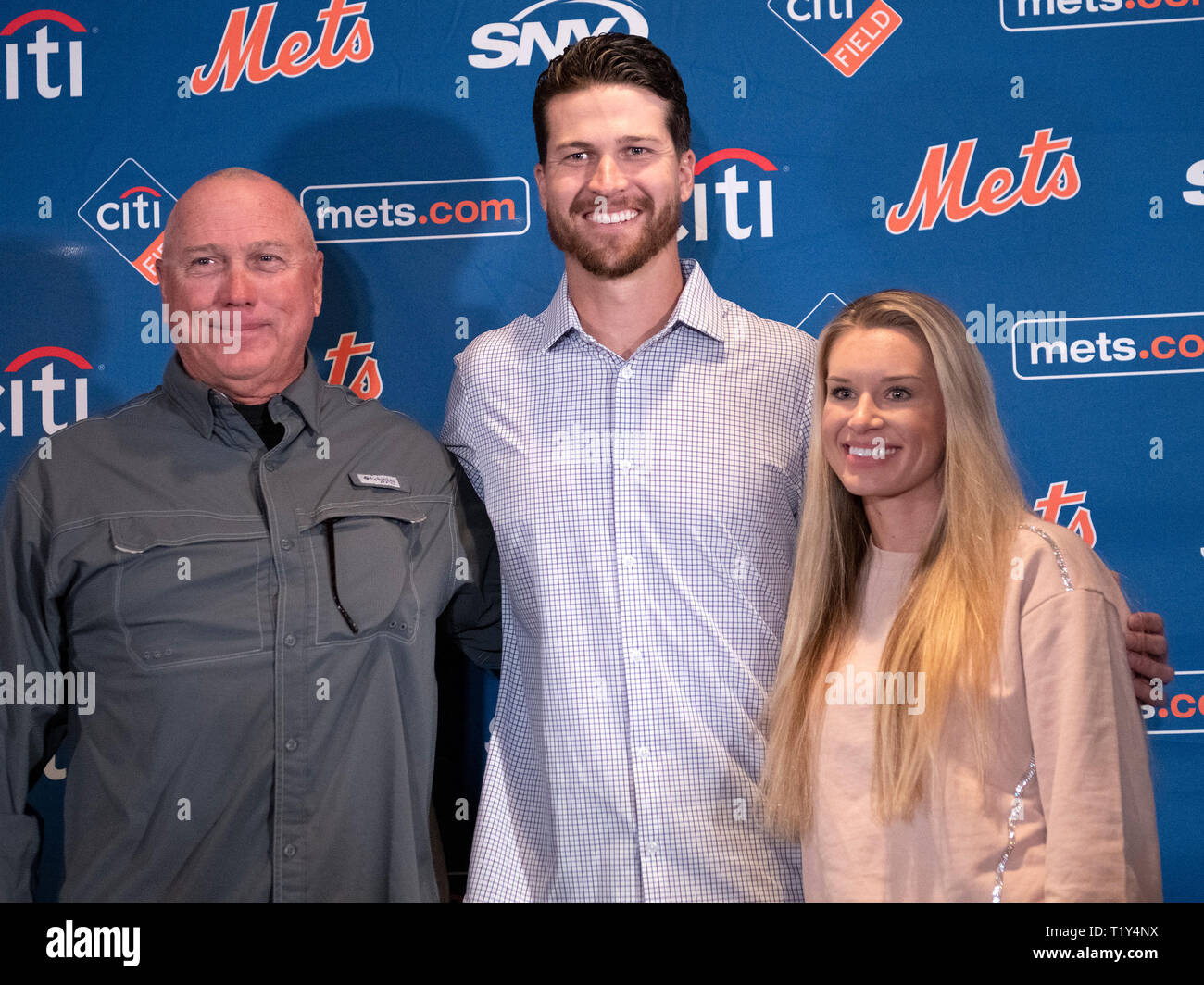 New York Mets starting pitcher Jacob deGrom (48), center with Tony ...
