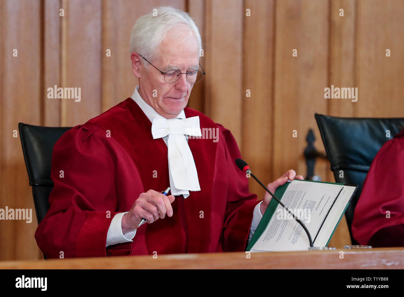 Judge is presiding over a court case hi-res stock photography and ...