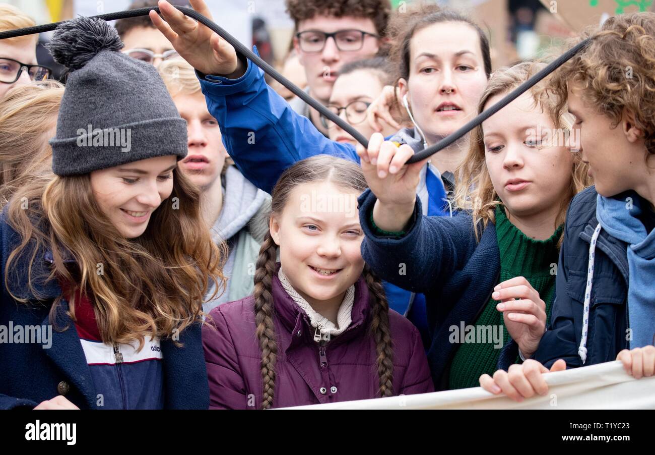 Berlin, Germany. 29th Mar, 2019. The environmental activist Greta Thunberg (M) is taking part in ...