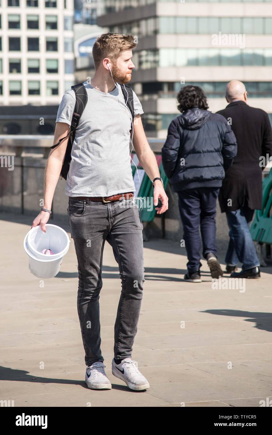 London, UK. 29th Mar, 2109. Sightseers enjoy sunny warm weather on ...