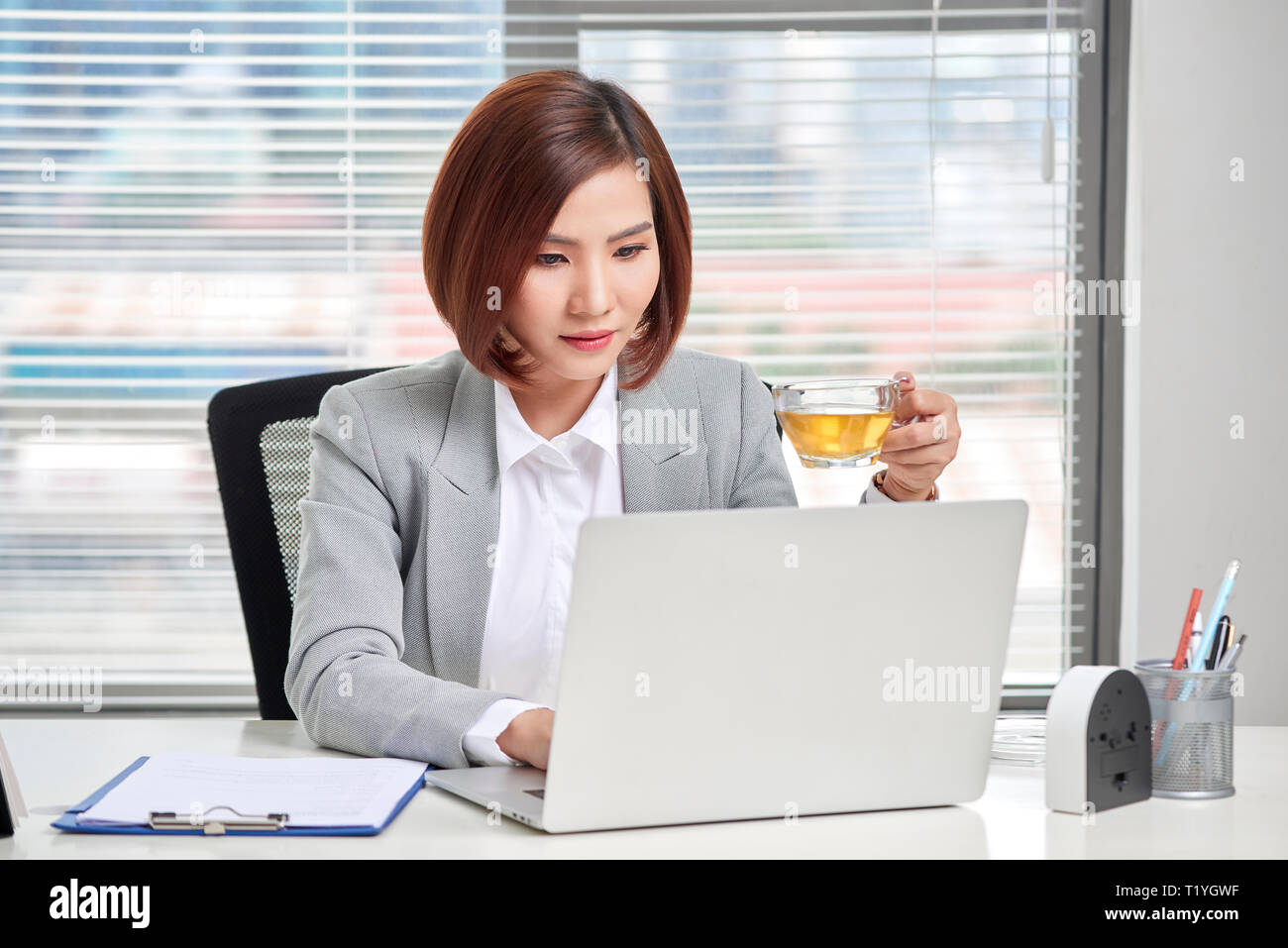 Female office busy desk hi-res stock photography and images - Alamy