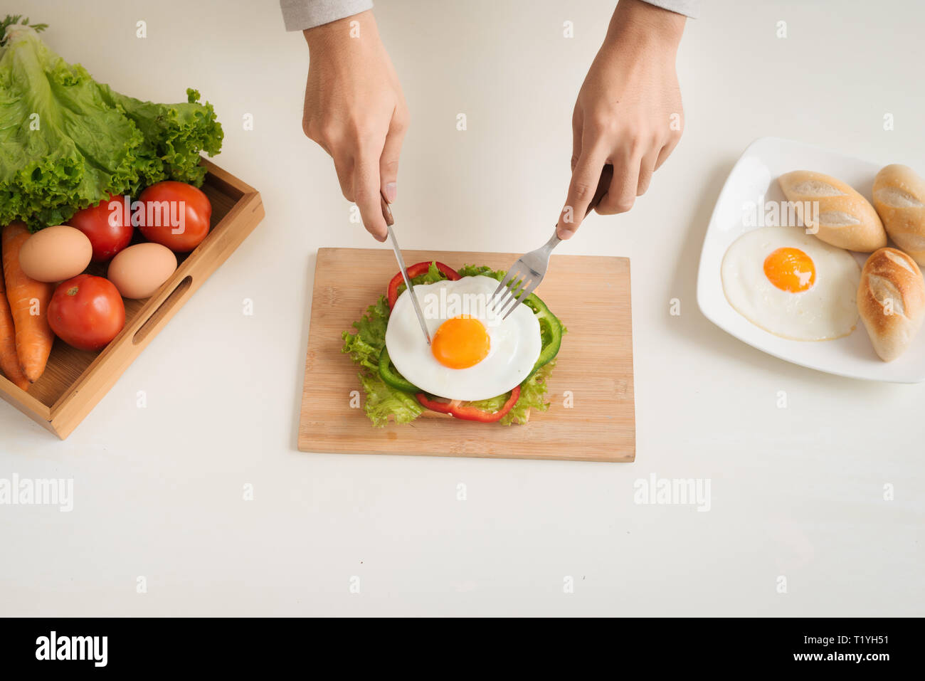 Cutting fried eggs knife fork hi-res stock photography and images - Alamy