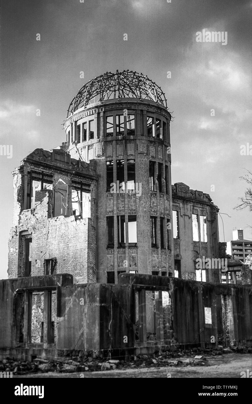 Destruction in hiroshima japan Black and White Stock Photos & Images ...