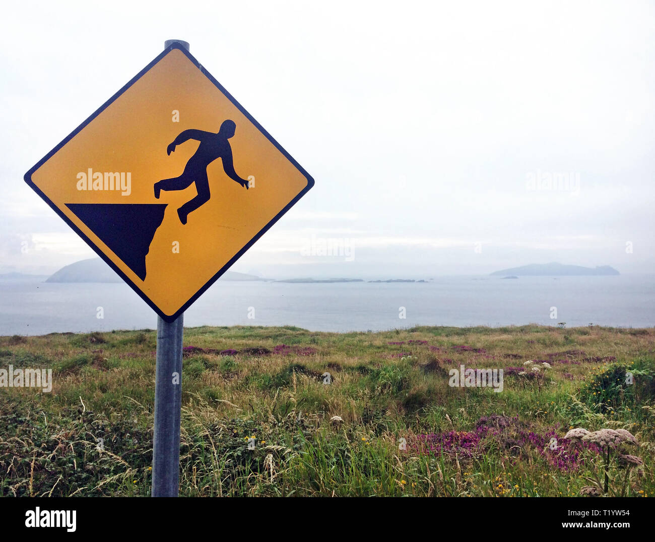 Warning sign - dangerous cliff Stock Photo - Alamy