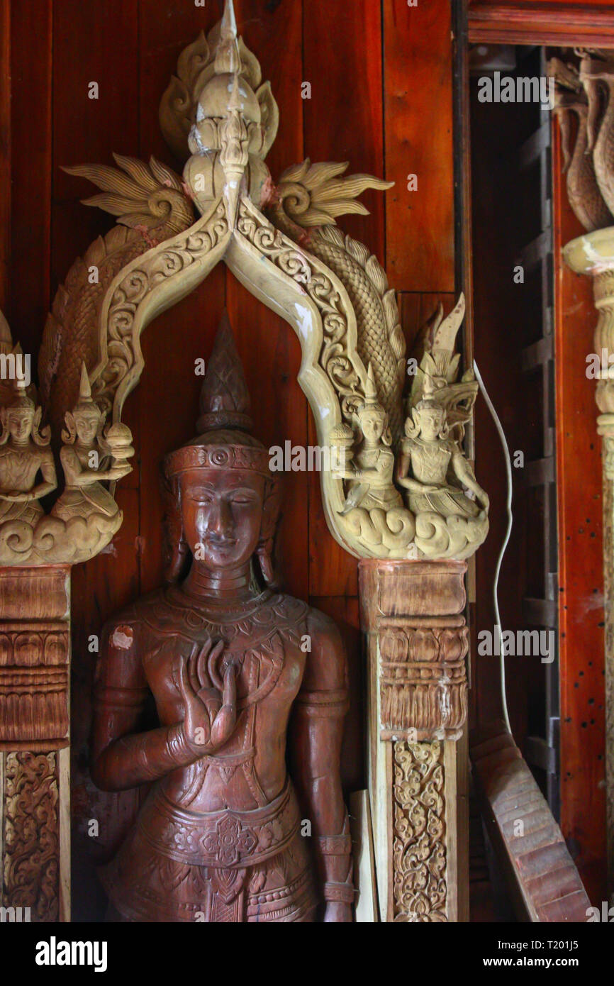 Old wooden statue hi-res stock photography and images - Alamy