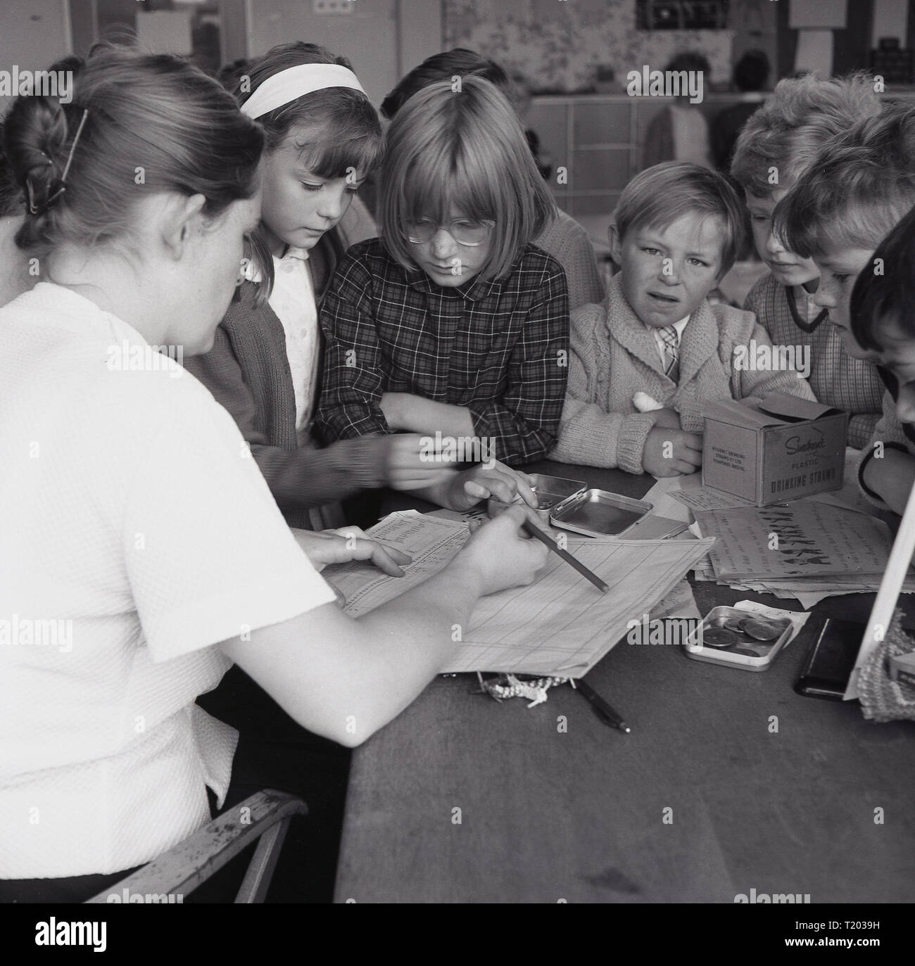 1960s school children teacher england hi-res stock photography and ...