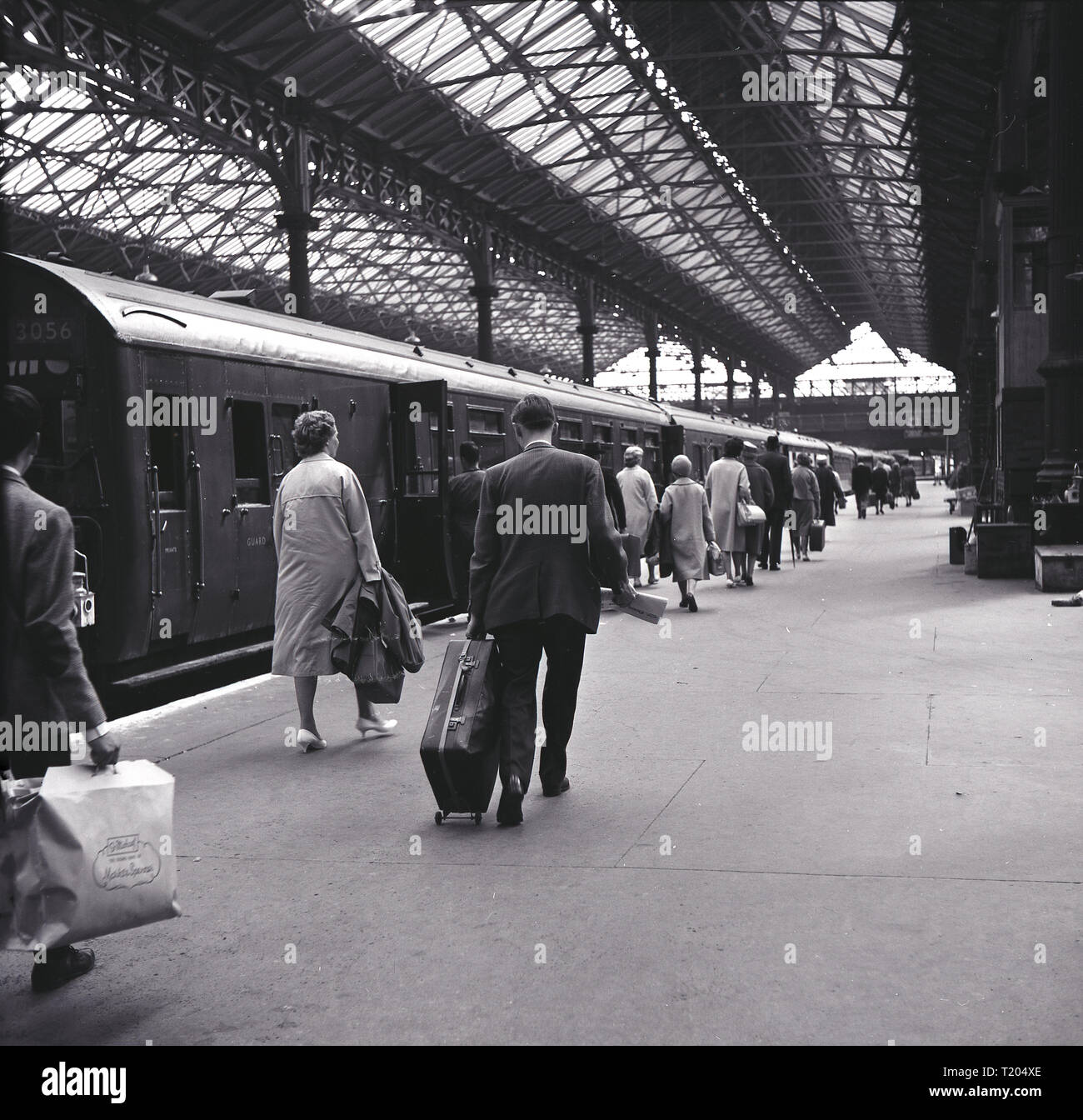 Victoria station london 1960s hi-res stock photography and images - Alamy