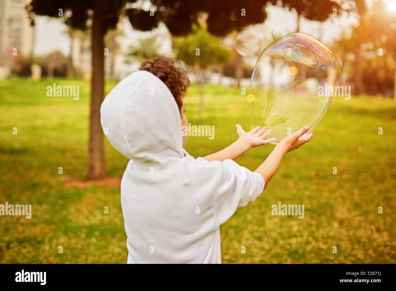 Child back view anonymous hi-res stock photography and images - Alamy
