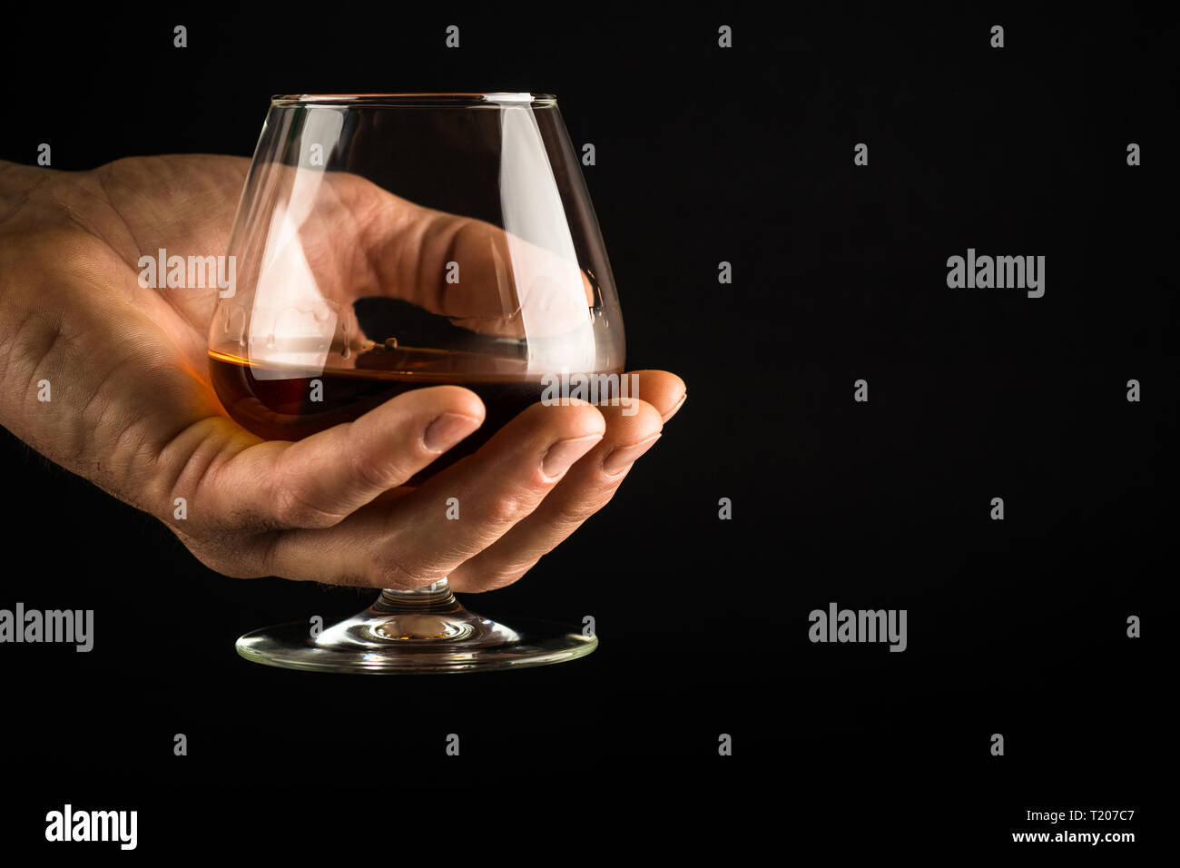 Hand hold dark chocolate close hi-res stock photography and images - Alamy