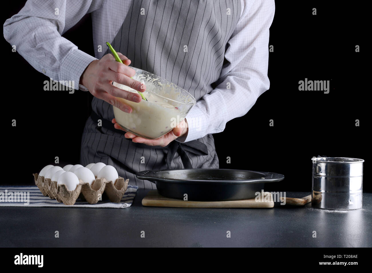 Man pouring batter into cake tin hi-res stock photography and images ...