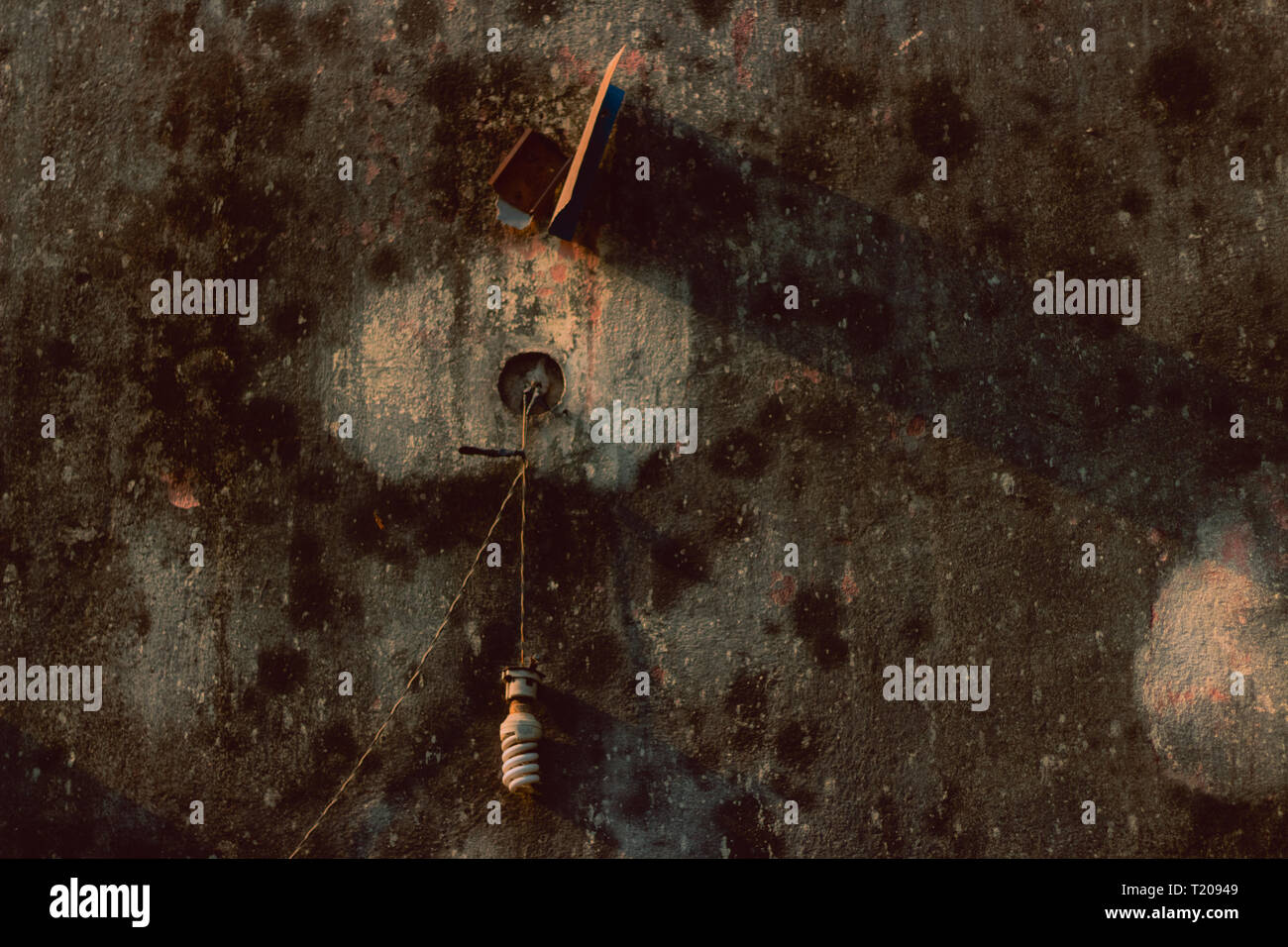 A damaged lightbulb Stock Photo - Alamy