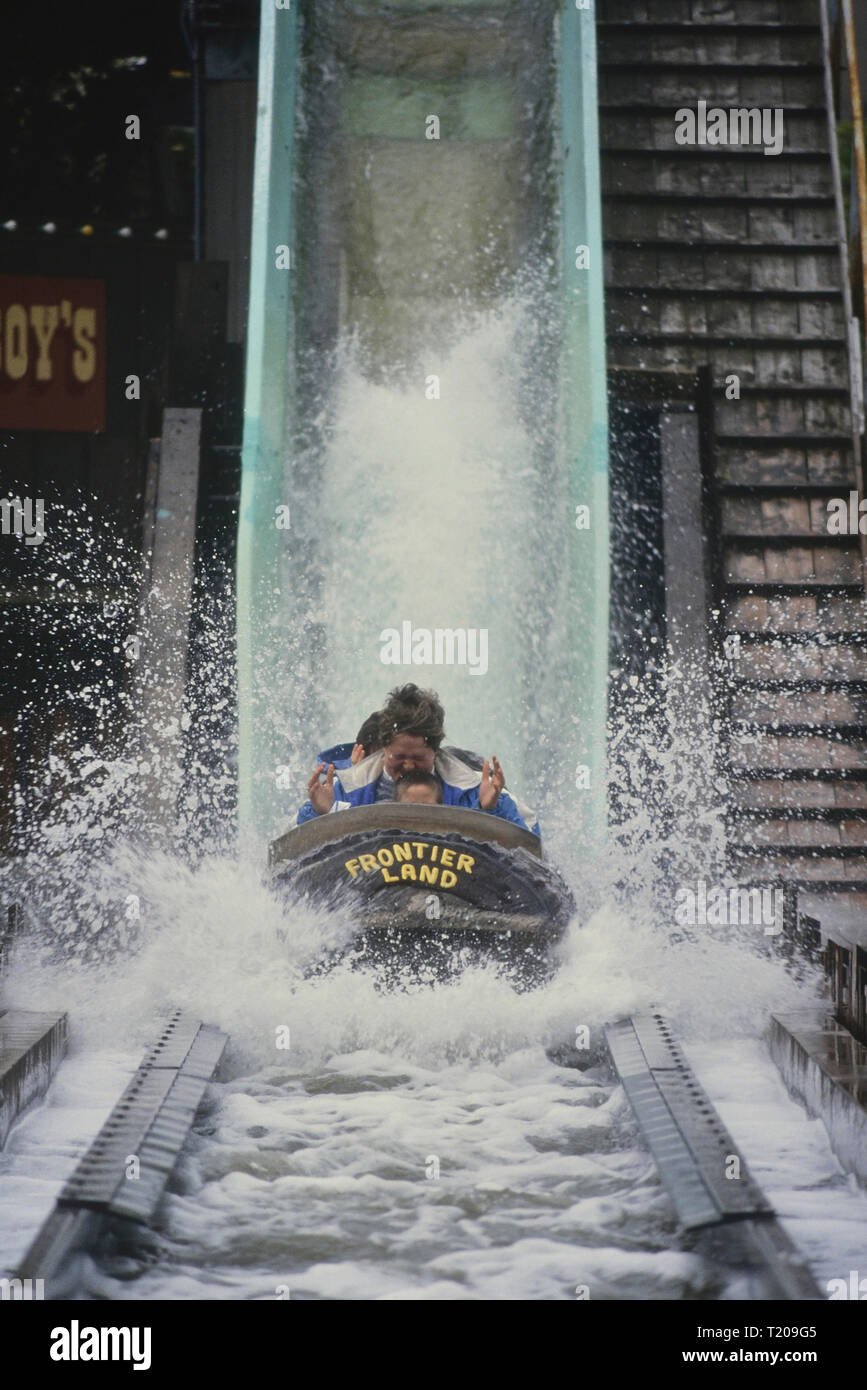 Water splash log flume ride hi-res stock photography and images - Alamy