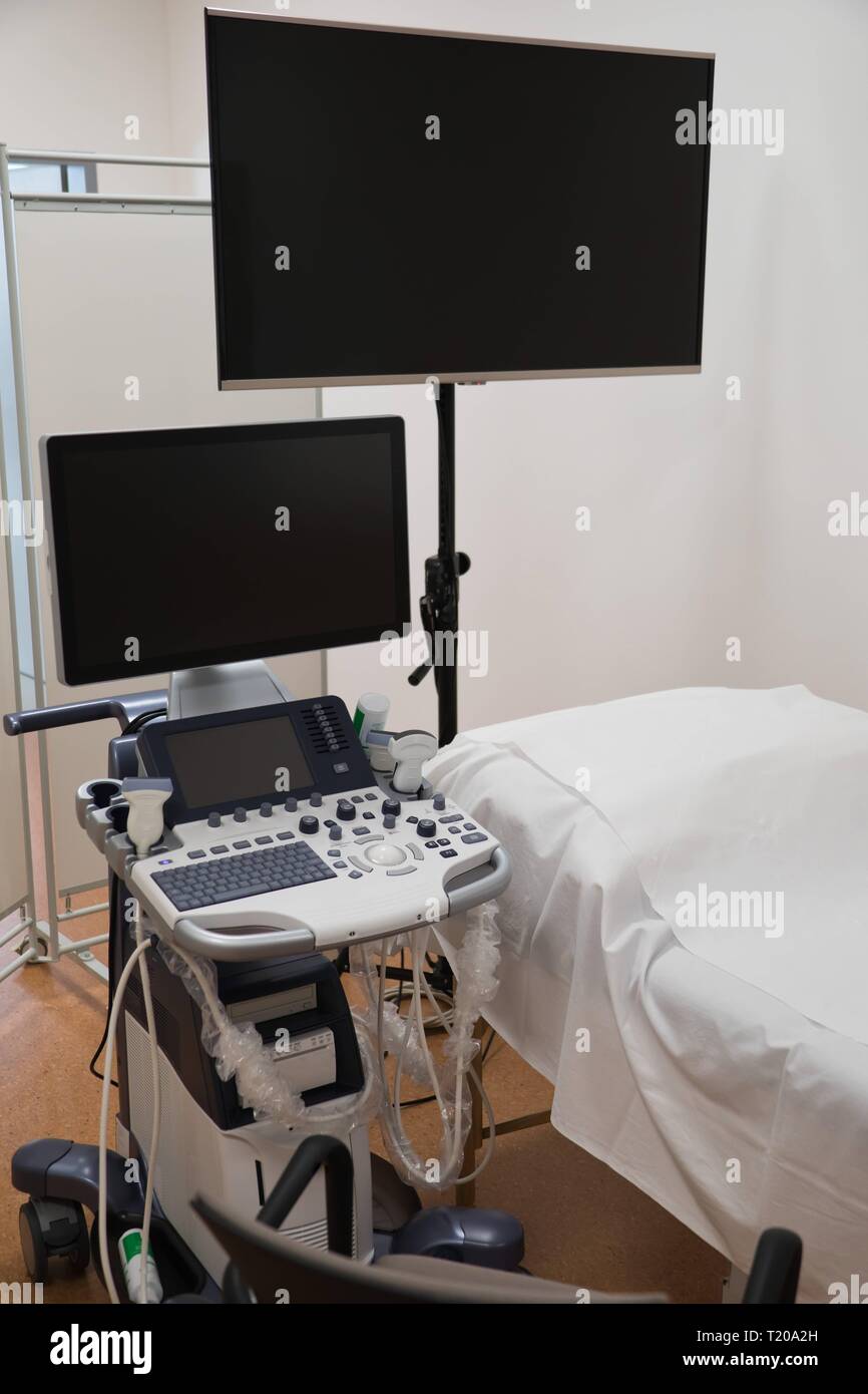Sonography corner, ultrasonic scanning computer, extra monitor, bed ...
