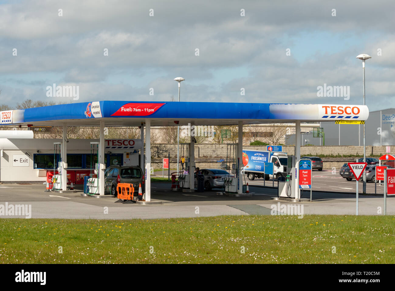 Tesco petrol station hi-res stock photography and images - Alamy